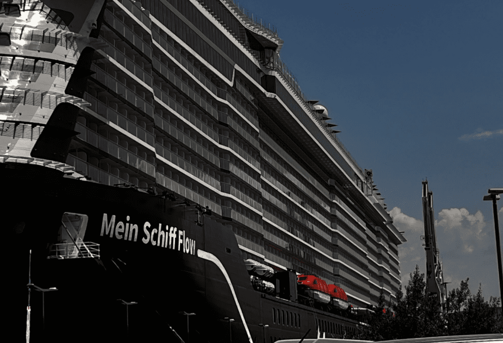 Koliko stane križarjenje z ladjo Mein Schiff Flow, ki je danes obiskala ...